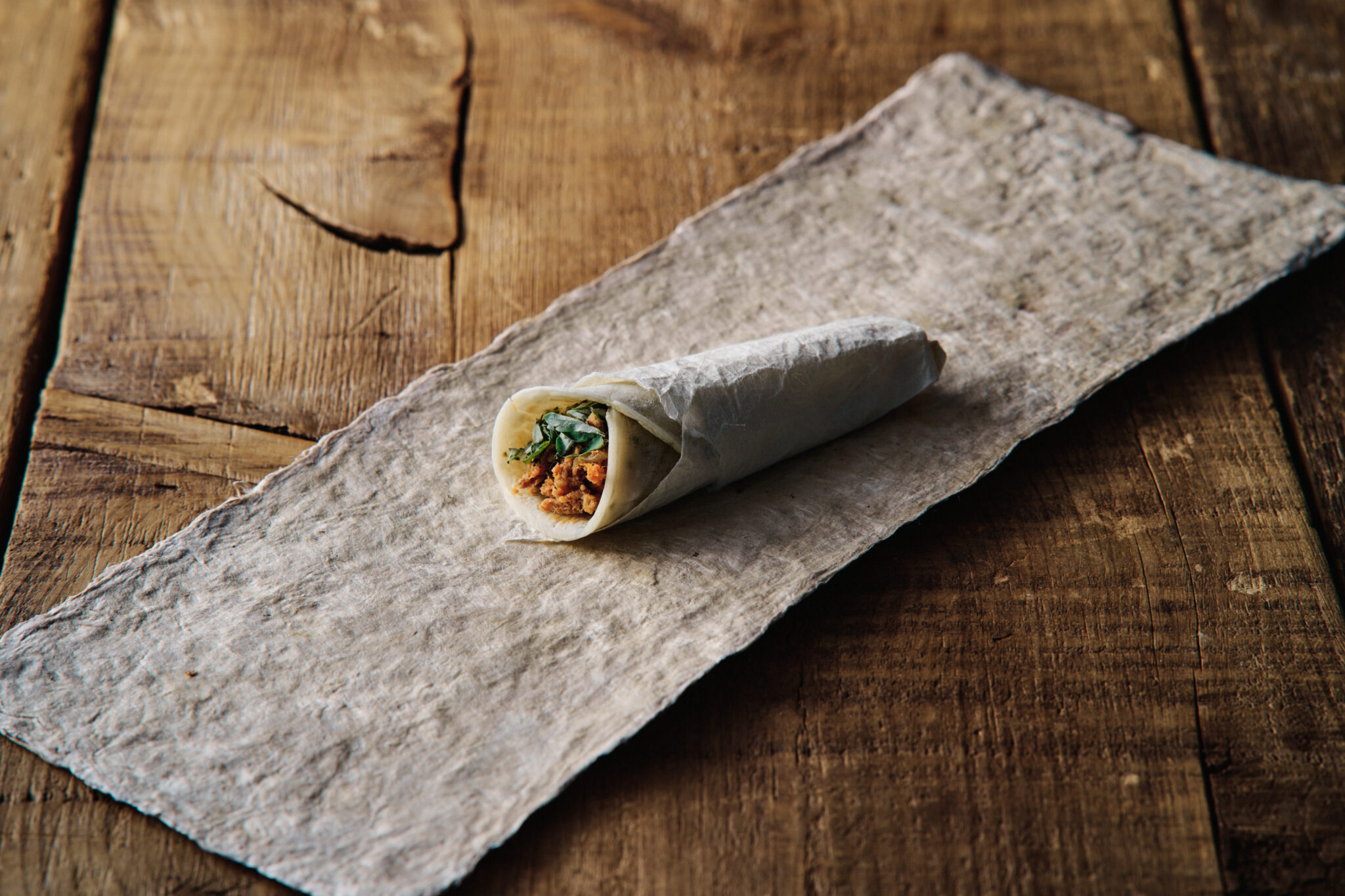 人間国宝などの器を使ったガストロノミーイベント「USEUM SAGA」の第5回が沖縄から渡真利泰洋シェフをゲストに招いて開催 - 料理王国