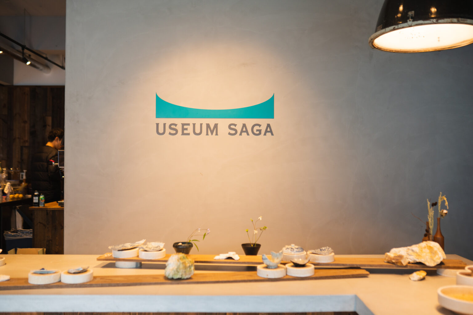 人間国宝などの器を使ったガストロノミーイベント「USEUM SAGA」の第5回が沖縄から渡真利泰洋シェフをゲストに招いて開催 - 料理王国